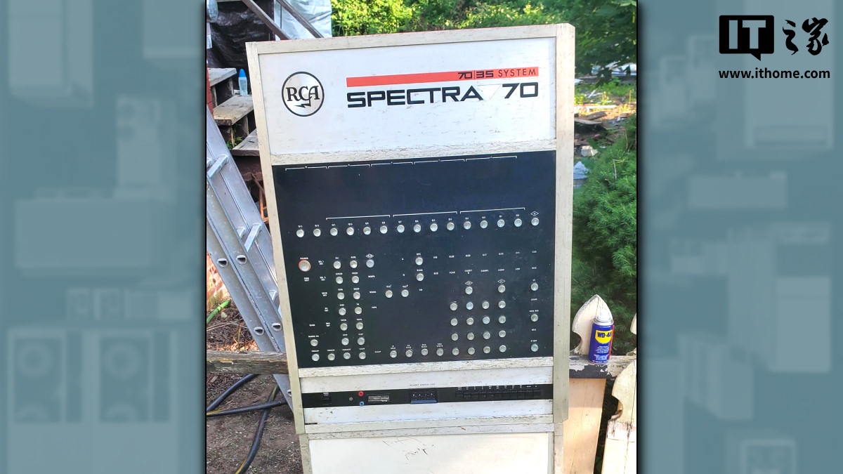 网友意外发现1966年RCA Spectra 70/35罕见计算机控制面板