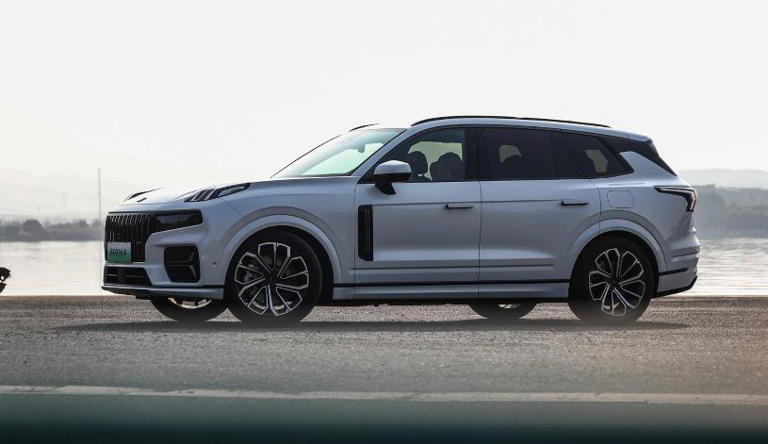 领克 09EM-P 大五座限时焕新价 23.58 万元起！定位中大型插混 SUV