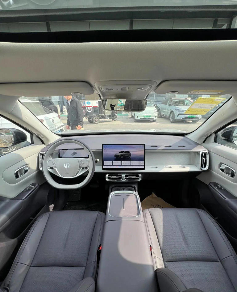 零跑B10上市“堆料”挑战，老牌巨头元PLUS、银河E5如何应对？