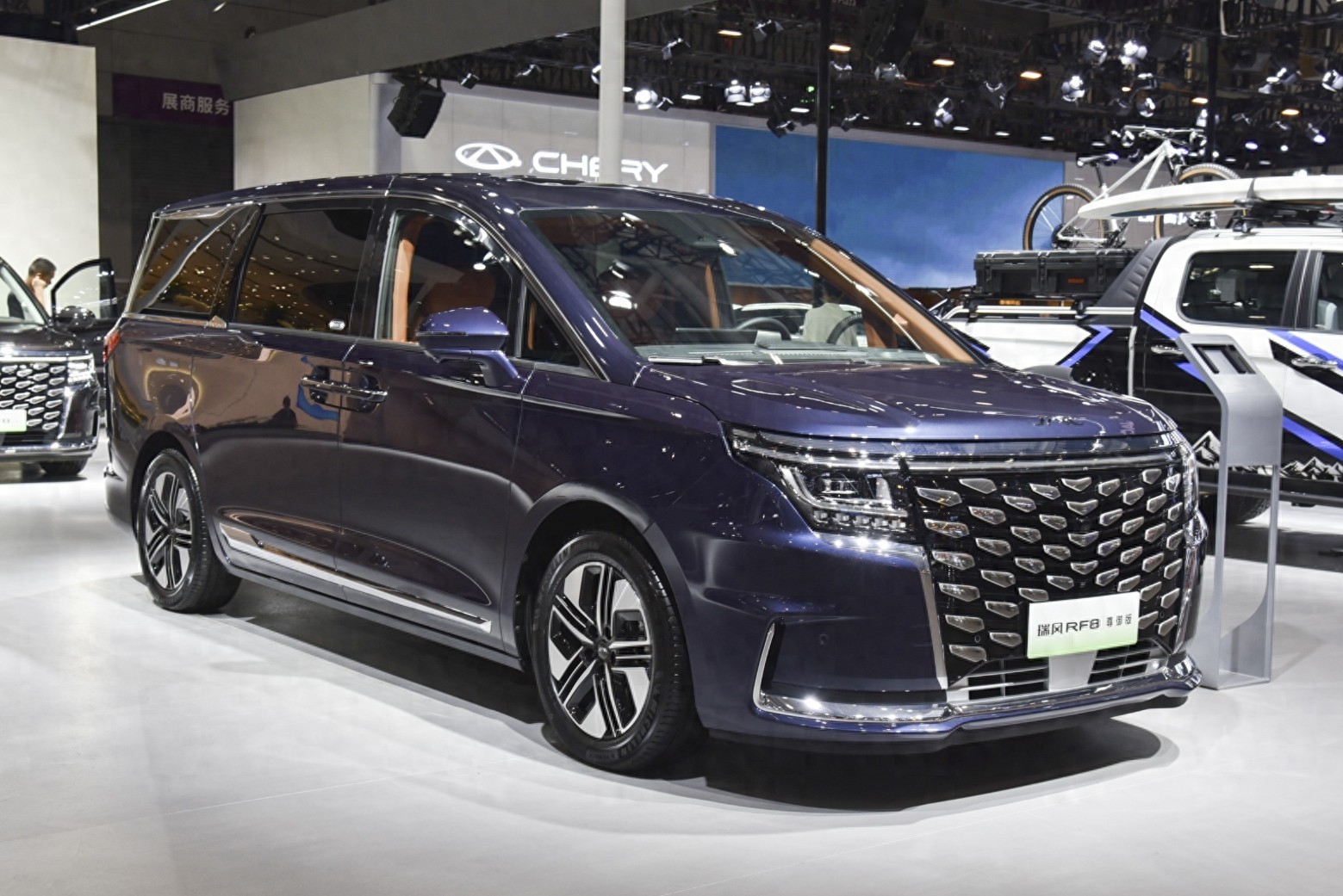 江淮瑞风RF8 PHEV尊御型亮相2025粤港澳车展，配置超豪华