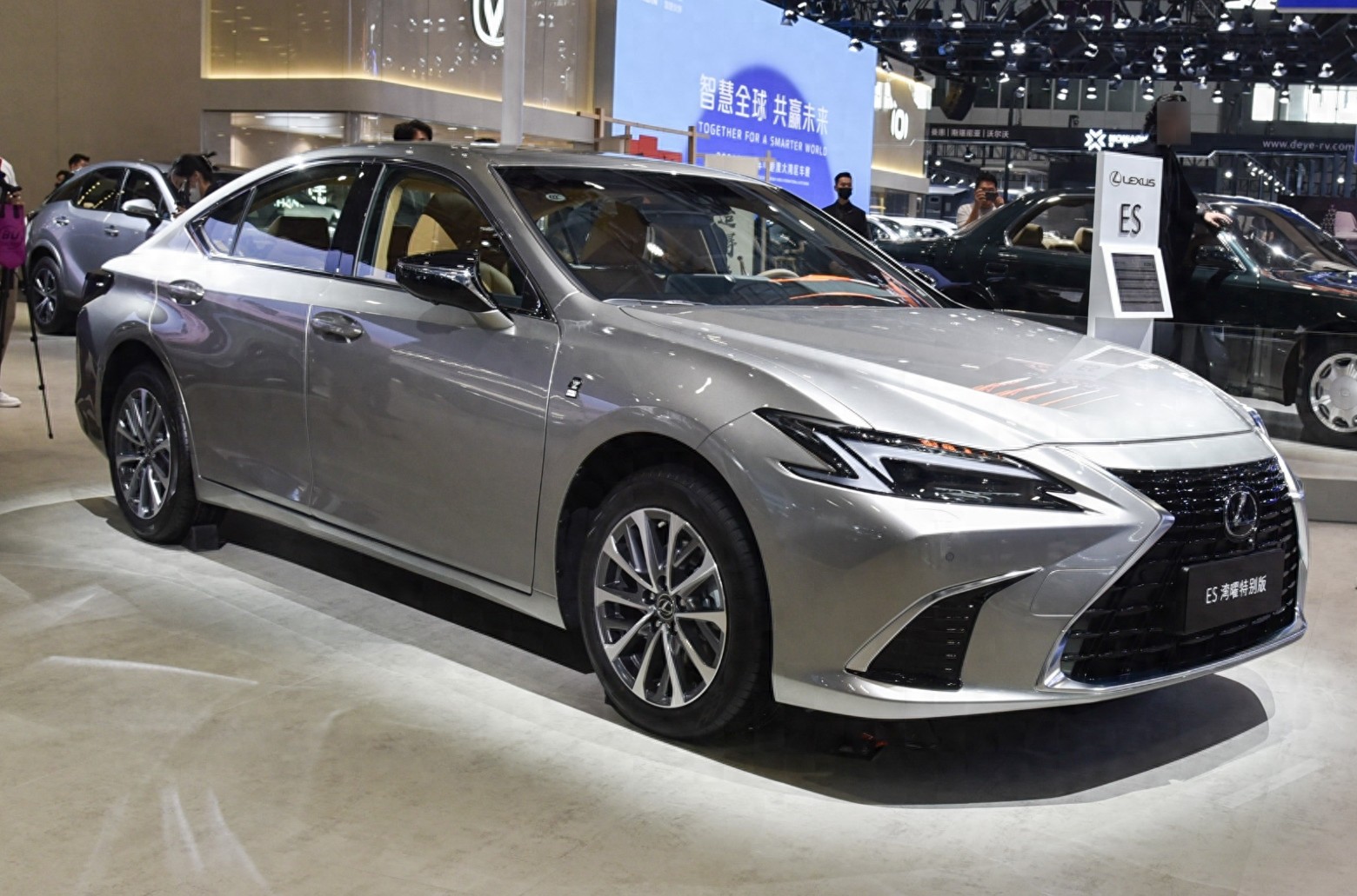 雷克萨斯ES200湾曜特别版亮相2025粤港澳车展，外观调整引期待