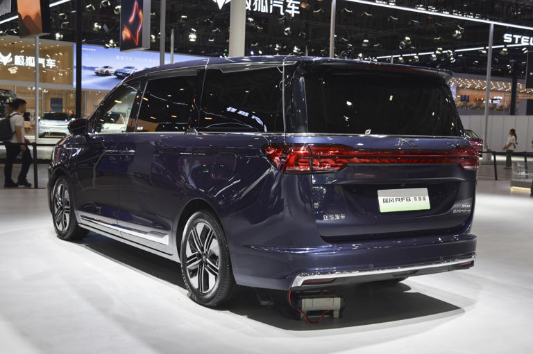 江淮瑞风RF8 PHEV尊御型亮相2025粤港澳车展，配置超豪华