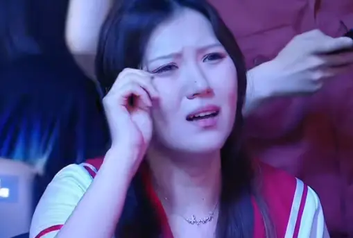 WE击败JDG晋级，女粉丝喜极而泣，老粉才懂的感动