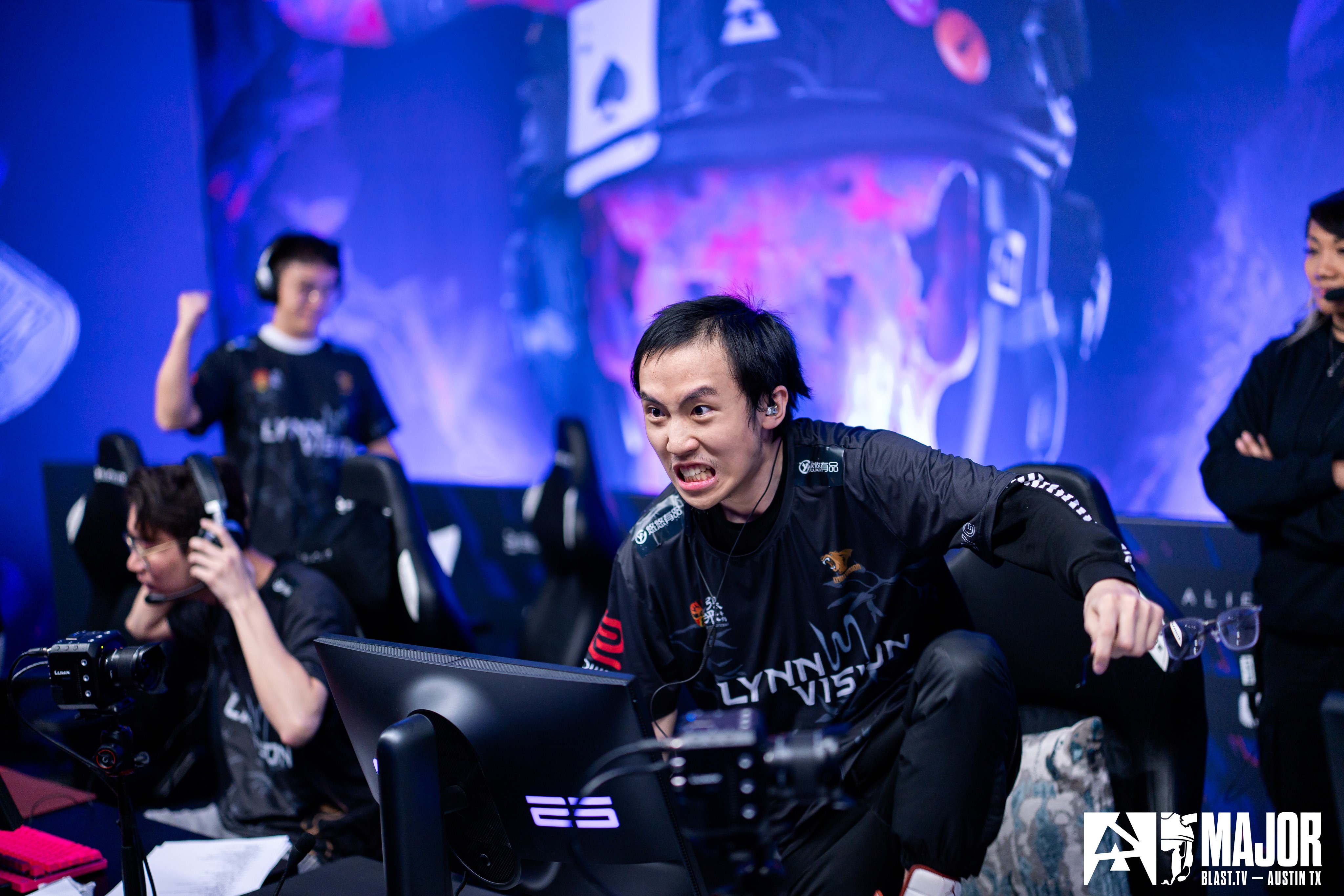 CNCS激情时刻！LVG击溃NRG，EmiliaQAQ跳上桌子尽情庆祝