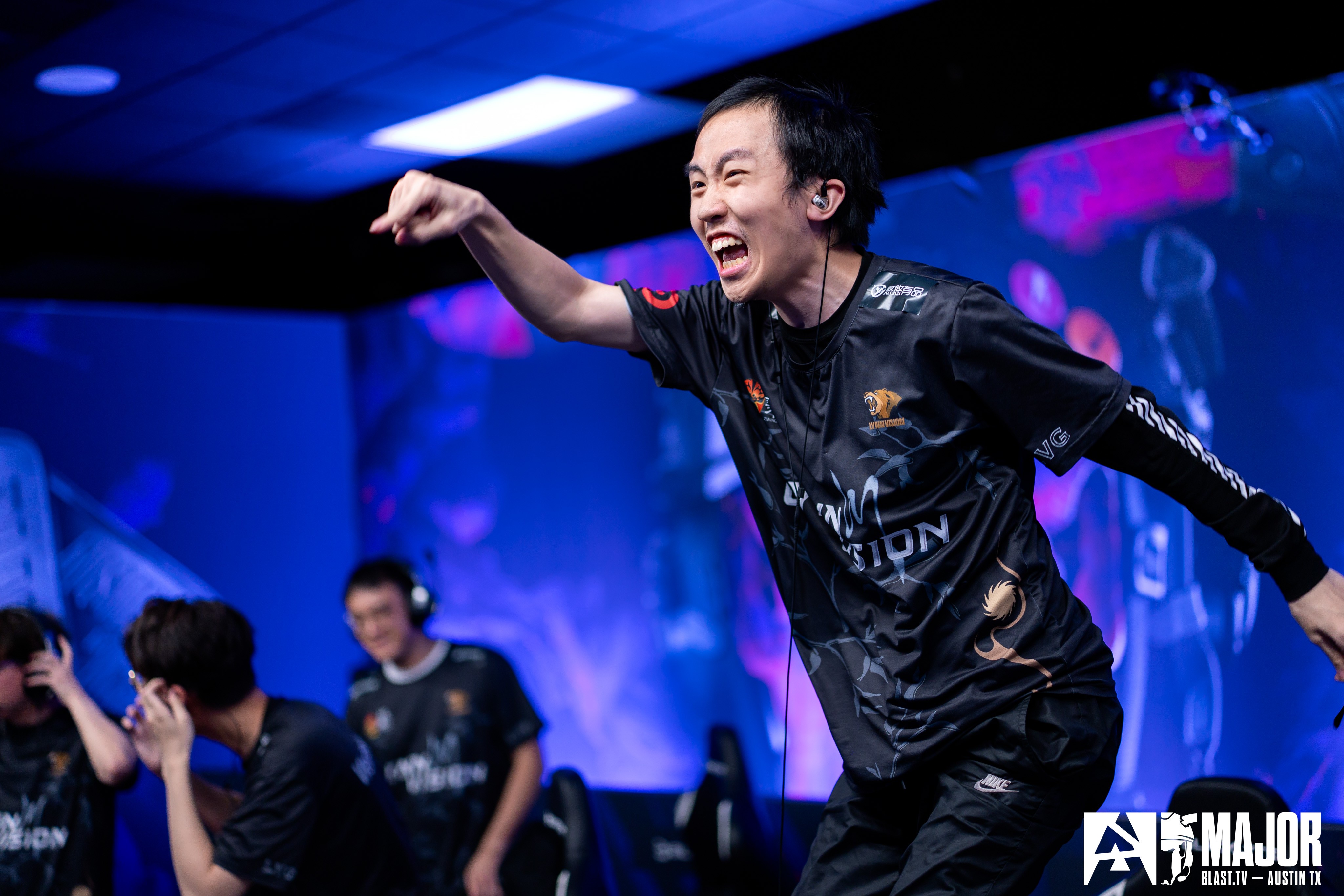 CNCS激情时刻！LVG击溃NRG，EmiliaQAQ跳上桌子尽情庆祝