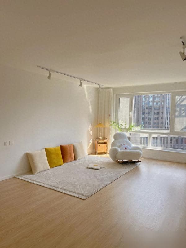 北京一户“家徒四壁”装修走红，连沙发都不买！