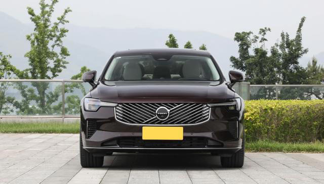 全新沃尔沃S90来袭，配2.0T+8AT，外观内饰均有升级，实力如何？