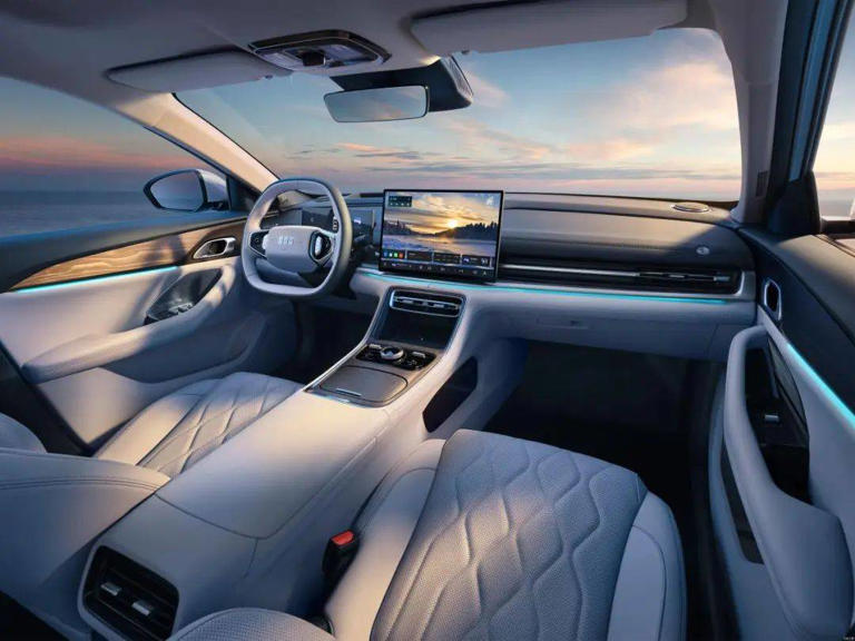 吉利银河A7 EM-i来袭：4.9米中型插混轿车，实测2.5L油耗，续航超2100km？