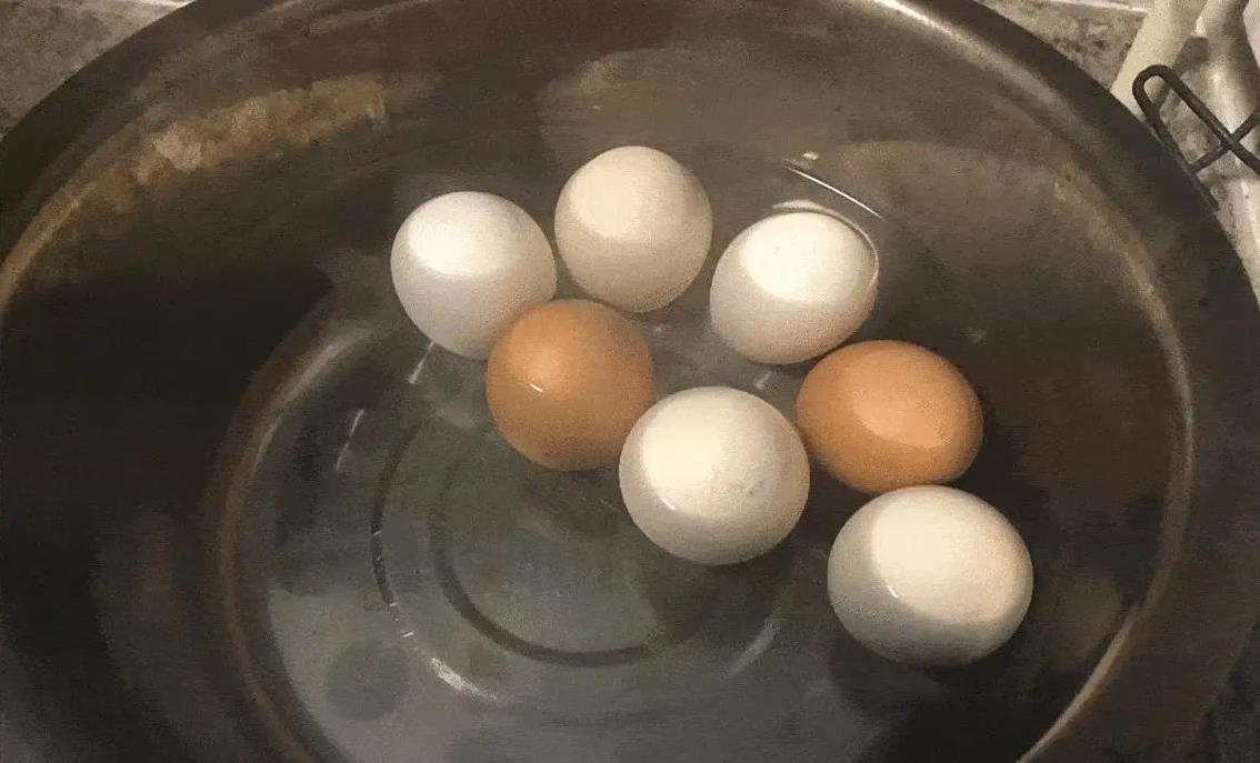 煮鸡蛋用错水，9成人都翻车，蛋黄不熟全白忙