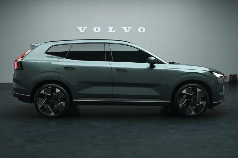 沃尔沃“最美SUV”来了！全新XC70亮相，长超4米8，又帅又安全