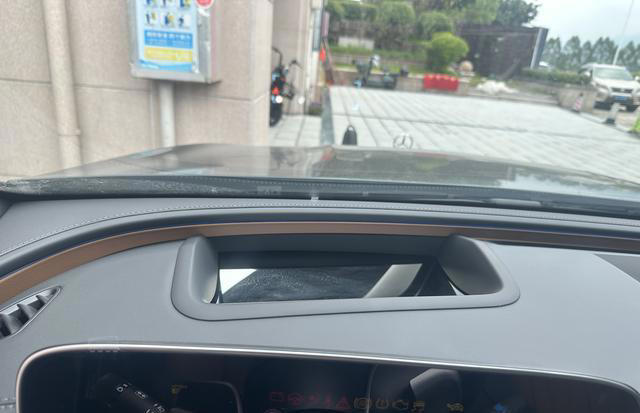 2025新款奔驰E300L升级HUD抬头显示，畅享便捷智能驾驶新体验？