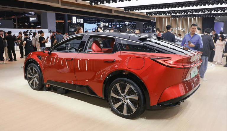 大轿跑中型SUV，丰田bZ5起步12.98万能搅局？中配激光雷达