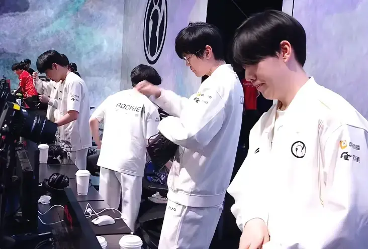 IG零封WE，Shy哥豹女玩嗨了，跳舞庆祝，只想复仇BLG