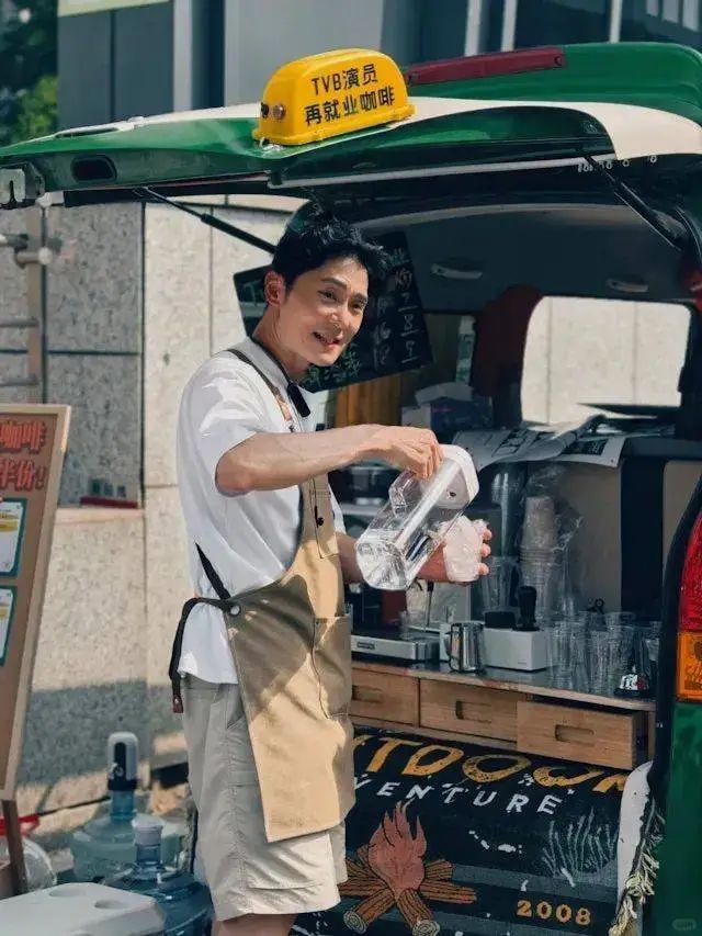 47岁TVB艺人姚亦澧长沙摆摊卖咖啡，人生没有绝路，只有不肯转弯的脚步
