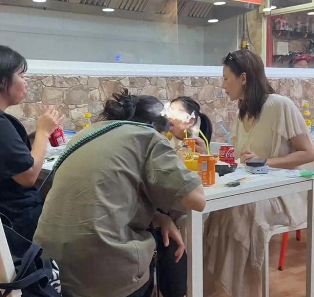 高圆圆西班牙带女儿吃麻辣烫 6岁Rhea扎马尾 长高好多 五官像赵又廷