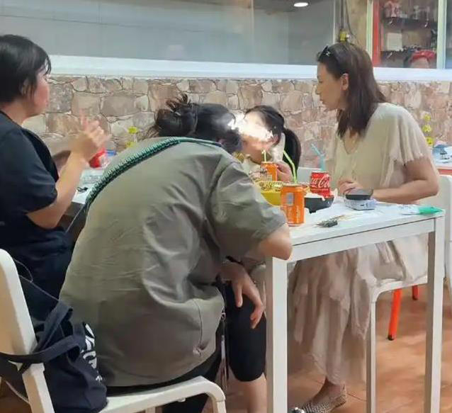 高圆圆素颜带女吃麻辣烫，6岁Rhea像赵又廷，颜值却引热议？