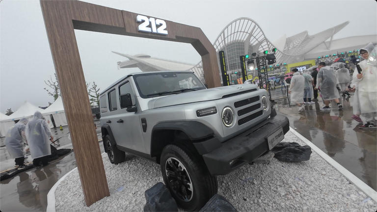 212 T01 检阅官升级款正式亮相！定位紧凑型硬派 SUV