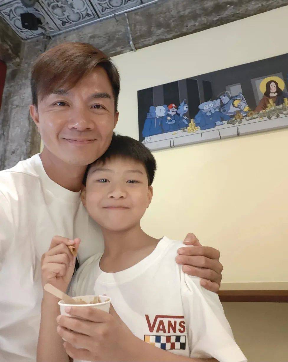 TVB实力男星大女儿近照曝光，穿紫色礼服被赞似仙女，名下物业价值超4000万