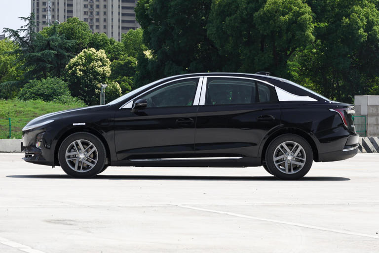 12.18万起！2025款红旗E-QM5上市，外形全面升级