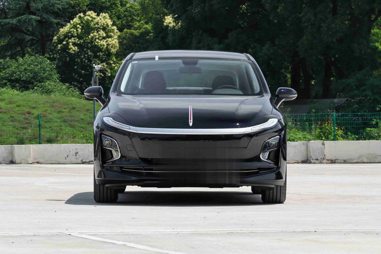 12.18万起！2025款红旗E-QM5上市，外形全面升级