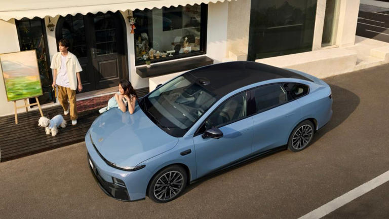 预售 10.58 万元起，好开又好看的零跑 B01 要给小鹏上压力了