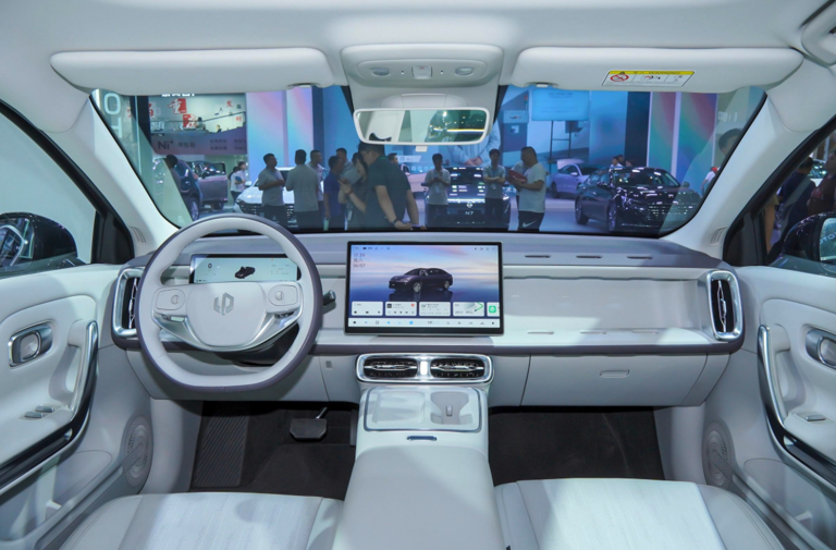 最高续航可达650km！零跑B01真比小鹏MONA M03更值得选？