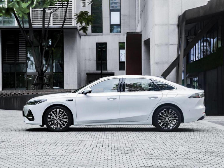 吉利银河A7首发：雷神AI电混2.0加持，续航破2100km，能否撼动混动市场？