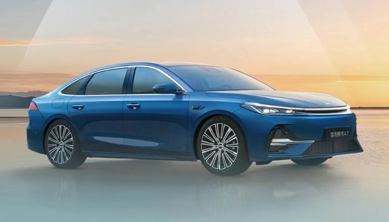 超2100km续航 馈电百公里2L油耗 B级车灭霸 吉利银河A7全球首测