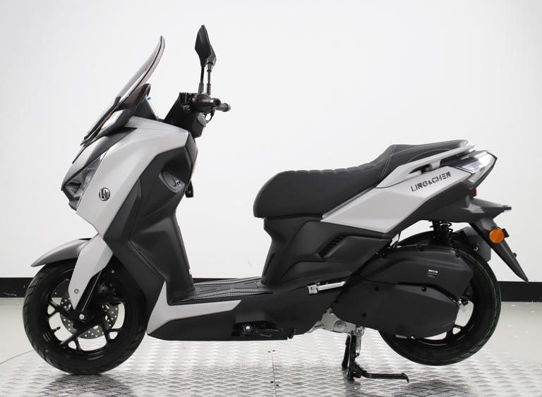 9980元起！续航600km+的\"小XMAX\"来了！领辰007内卷150cc踏板市场！