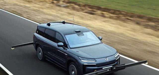 腾势N9安全大满贯 以180km／h通过极限爆胎测试