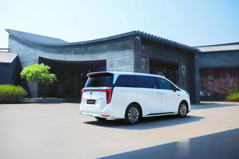 终于等到！这款全新MPV续航超1200km，豪华不输雷克萨斯LM！