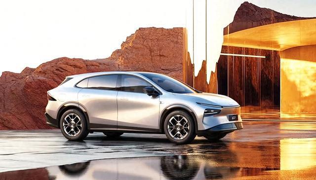 小鹏全新G7亮相，配3颗图灵芯片+87寸HUD，续航超702km，又要火！