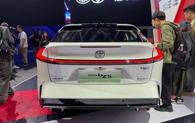 抢占先机！丰田纯电新王牌bZ5开启预售：13万起心动价，续航630km