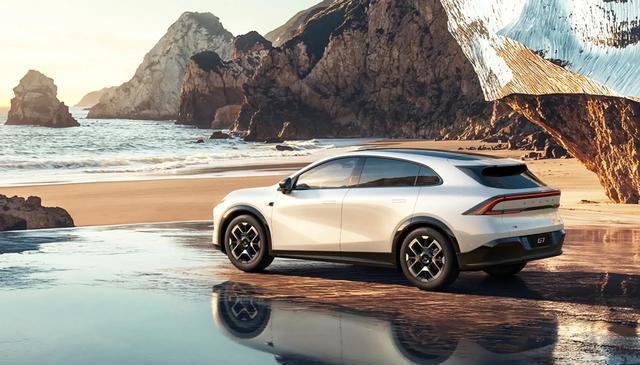 小鹏全新G7亮相，配3颗图灵芯片+87寸HUD，续航超702km，又要火！