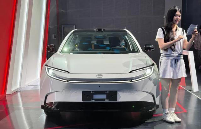 抢占先机！丰田纯电新王牌bZ5开启预售：13万起心动价，续航630km