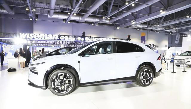 小鹏全新G7亮相，配3颗图灵芯片+87寸HUD，续航超702km，又要火！