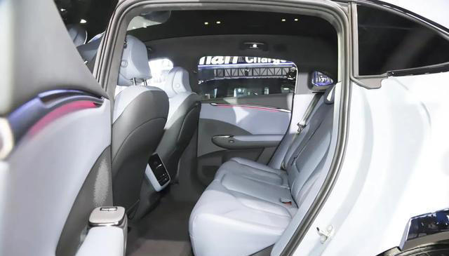 小鹏全新G7亮相，配3颗图灵芯片+87寸HUD，续航超702km，又要火！