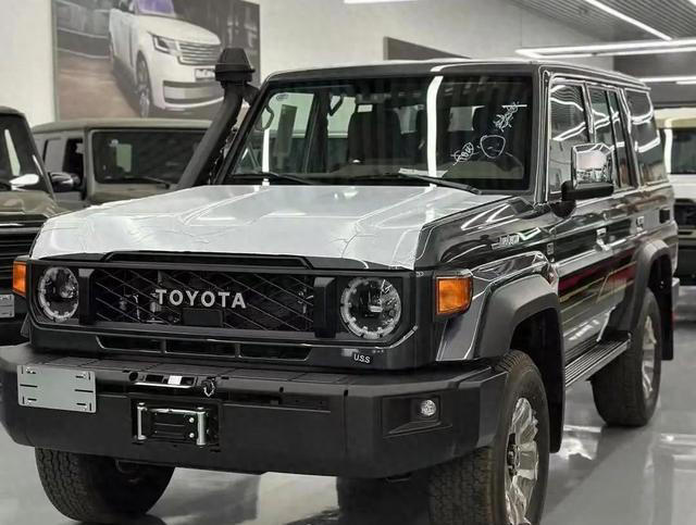 2025款LC76，造型硬派霸气，搭载2.8T柴油引擎，售价约55.93万