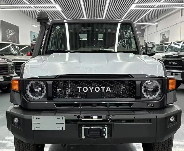 2025款LC76，造型硬派霸气，搭载2.8T柴油引擎，售价约55.93万