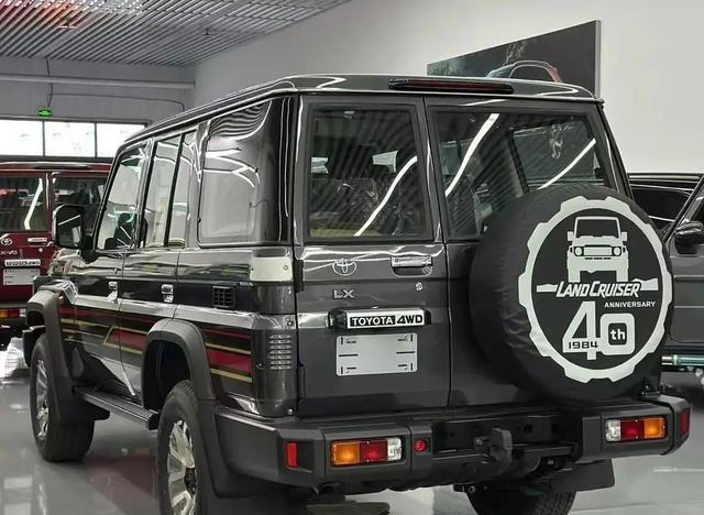 2025款LC76，造型硬派霸气，搭载2.8T柴油引擎，售价约55.93万