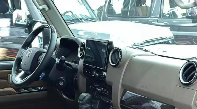 2025款LC76，造型硬派霸气，搭载2.8T柴油引擎，售价约55.93万