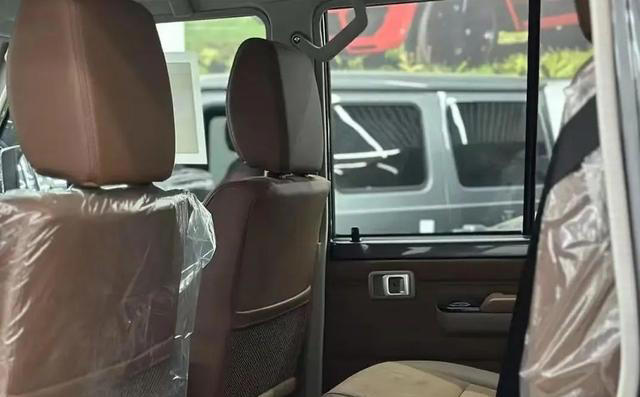 2025款LC76，造型硬派霸气，搭载2.8T柴油引擎，售价约55.93万