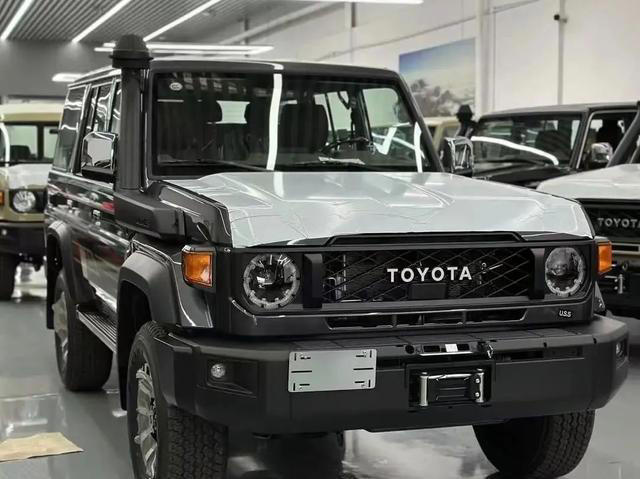 2025款LC76，造型硬派霸气，搭载2.8T柴油引擎，售价约55.93万