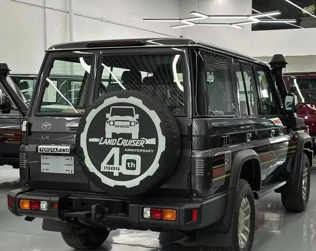 2025款LC76，造型硬派霸气，搭载2.8T柴油引擎，售价约55.93万
