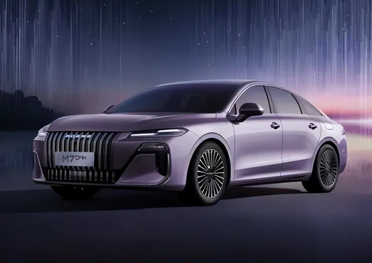 新增东来紫！荣威M7 DMH尺寸曝光，4米9车长轴距仅2米8？