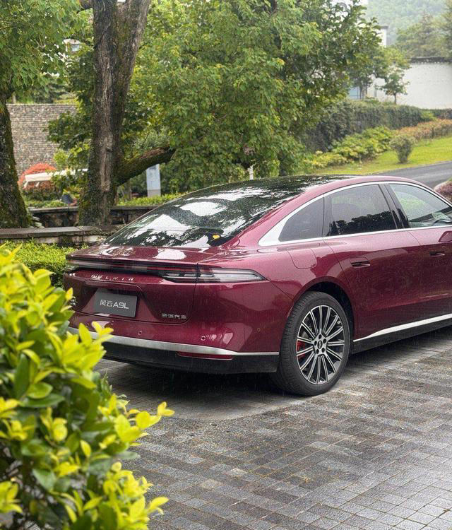 智能科技 PK 传统豪华：风云 A9L 对阵迈巴赫 S480