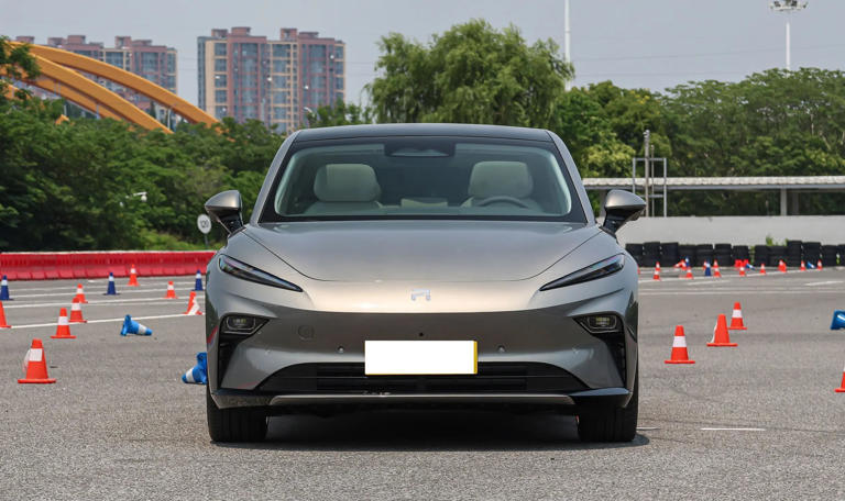 新款飞凡F7上市，纯电中大型轿车，外观很帅气，竞争吉利银河E8