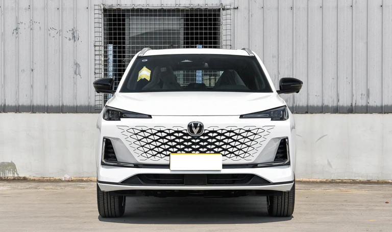 新款长安CS55PLUSPHEV，外观变化大，纯电续航100公里