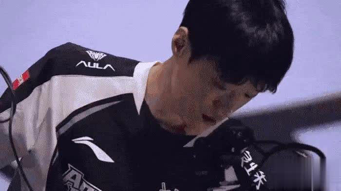 LOL鏖战五局AL不敌GEN，中单Shanks面露不甘