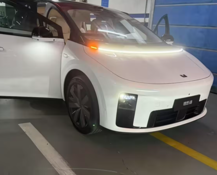 理想i8内饰谍照曝光！定位中大型纯电SUV